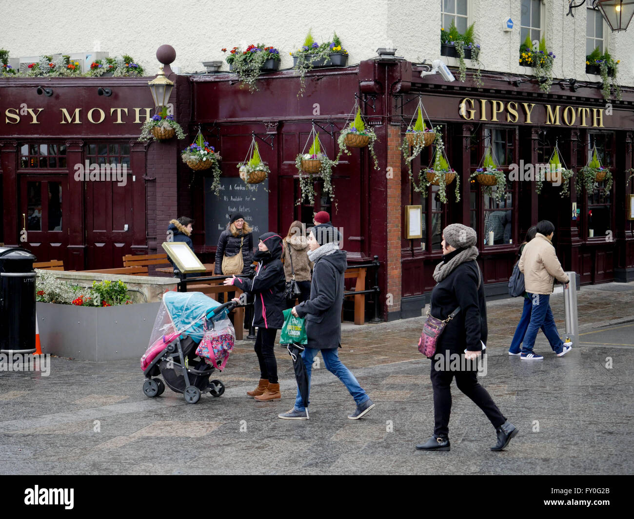 UK Weather. Greenwich London. UK. 27 March 2016. People out and about ...