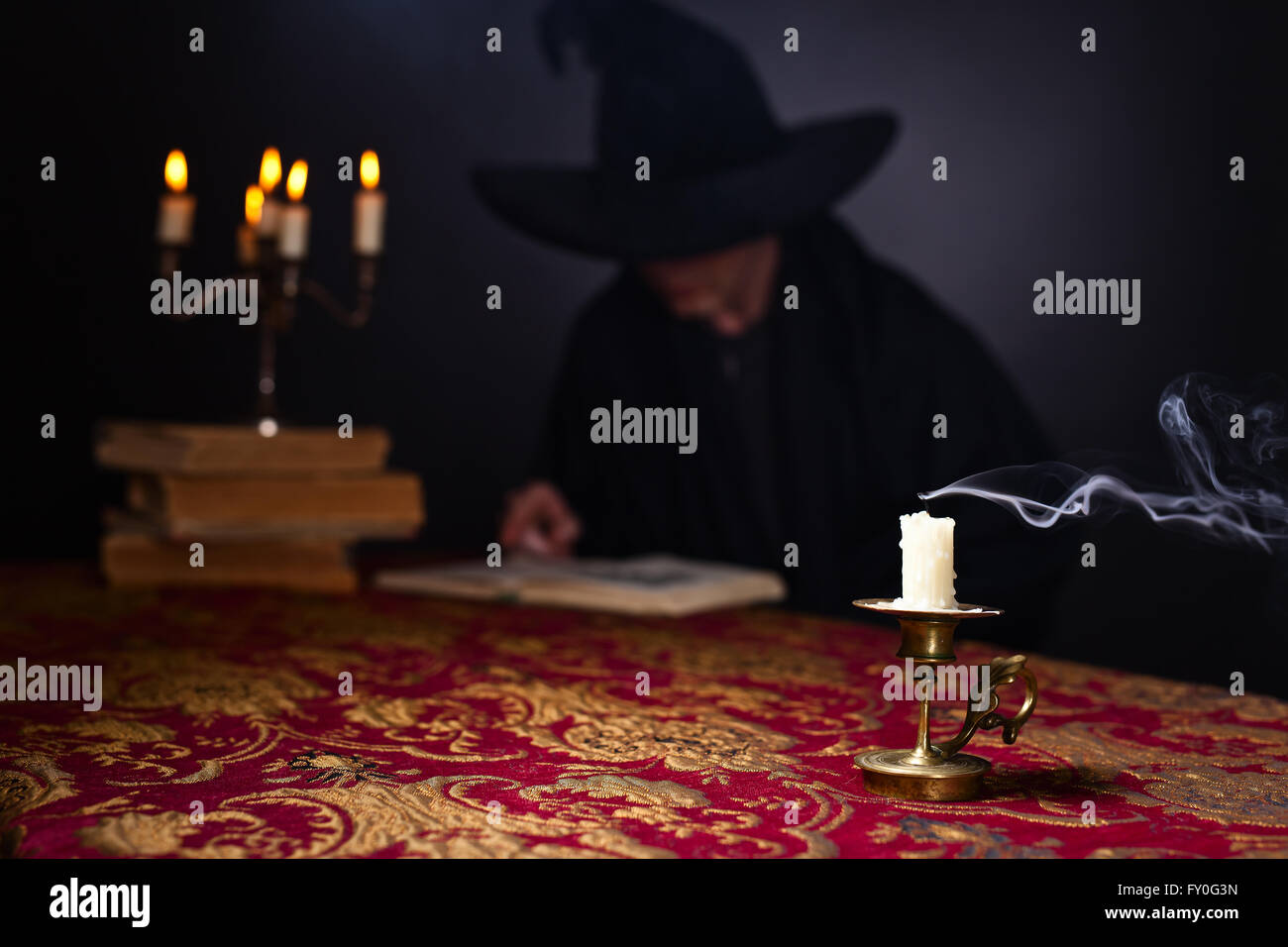 Wizard reading book hi-res stock photography and images - Alamy