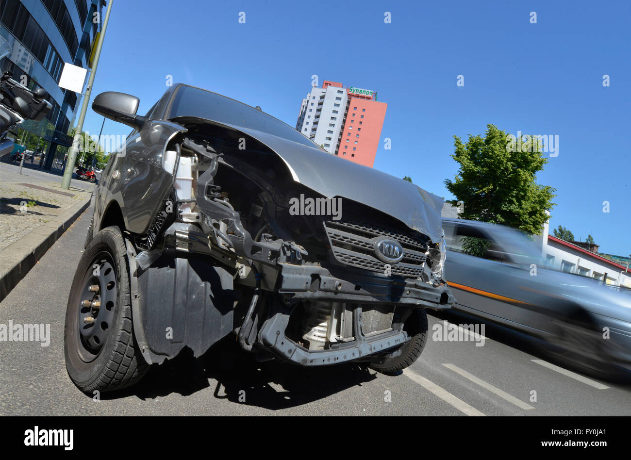 Unfallauto, Friedrichshain, Berlin, Deutschland Stock Photo - Alamy