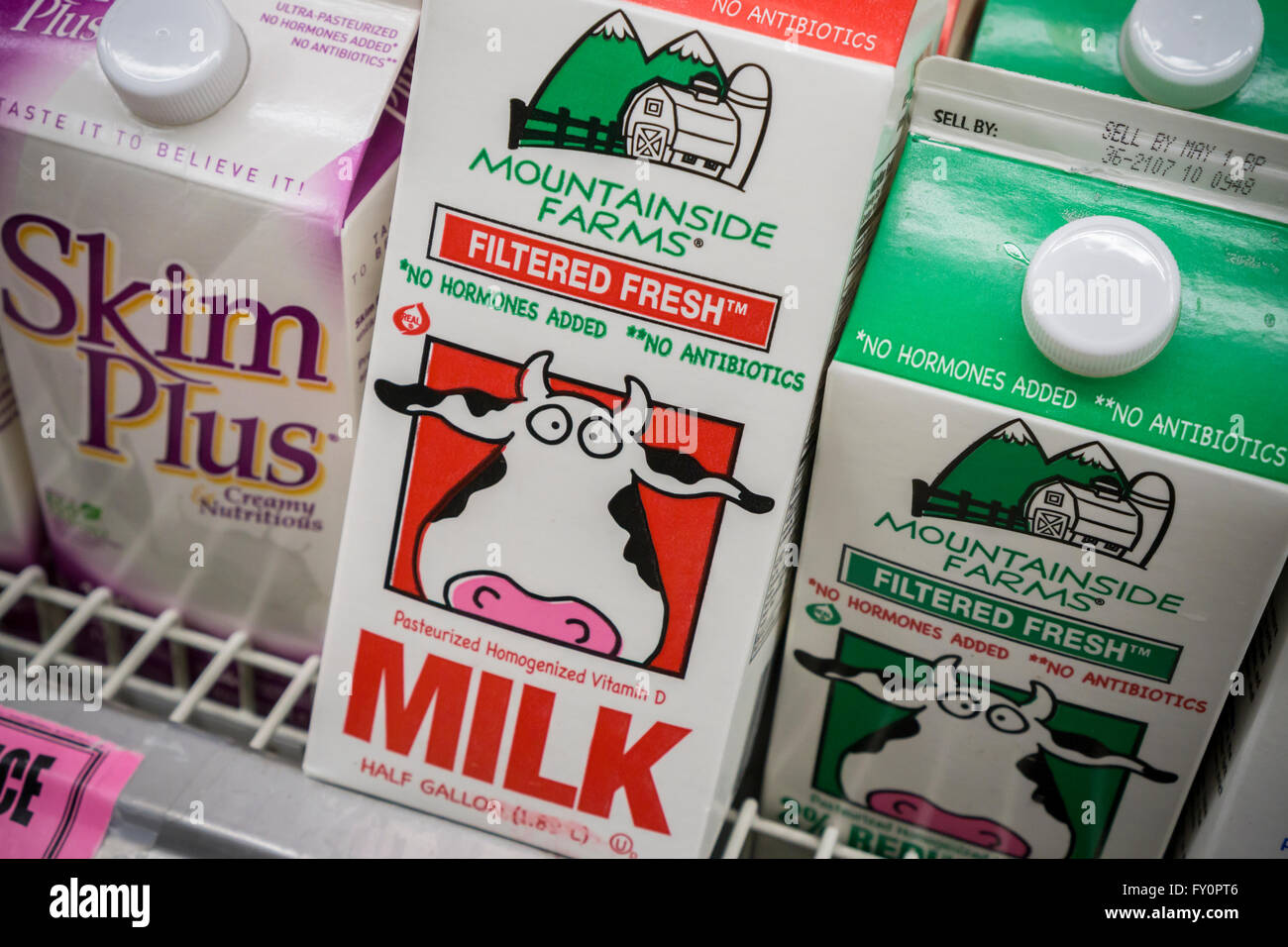 Fat free dairy products supermarket hi-res stock photography and images ...