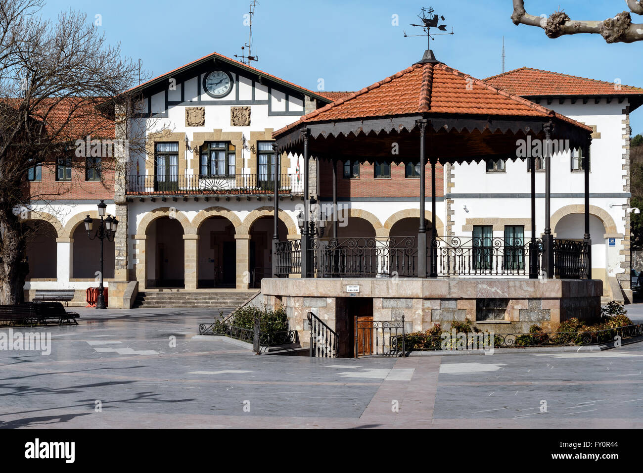 Bilbao square colour building hi-res stock photography and images - Alamy