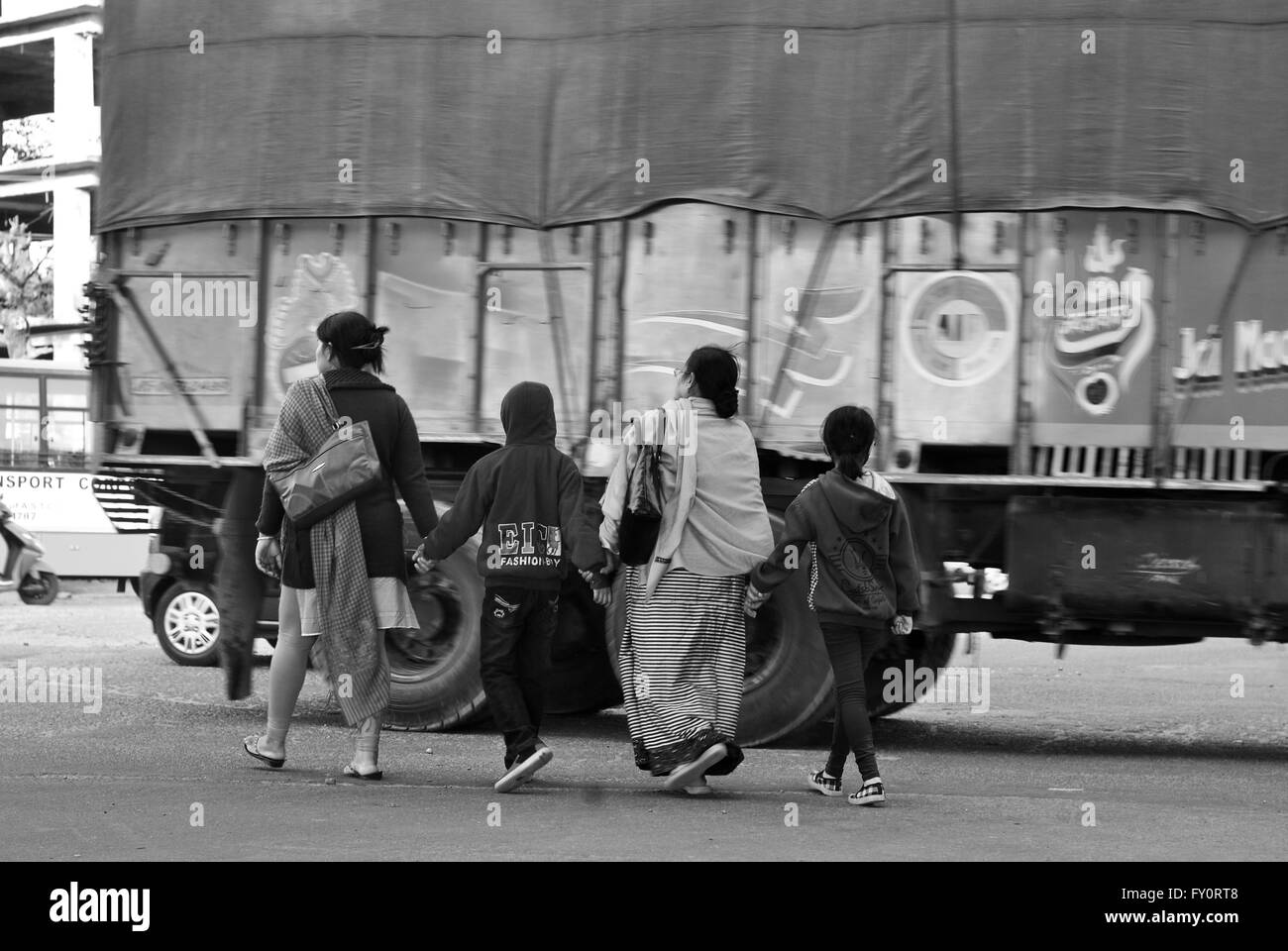 Family crossing the street - Hand-in-Hand Stock Photo - Alamy