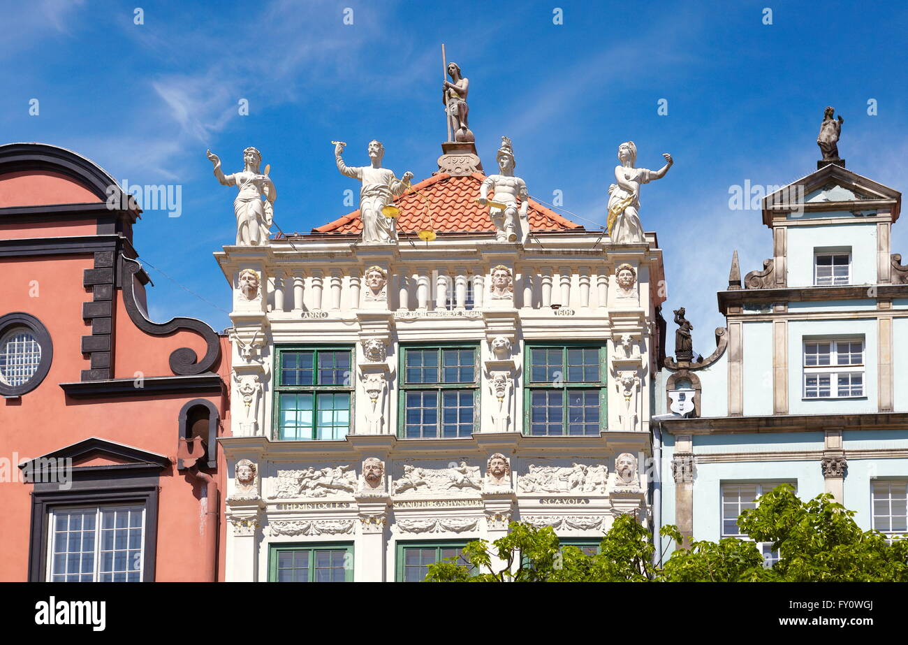 Row of tenement houses hi-res stock photography and images - Alamy