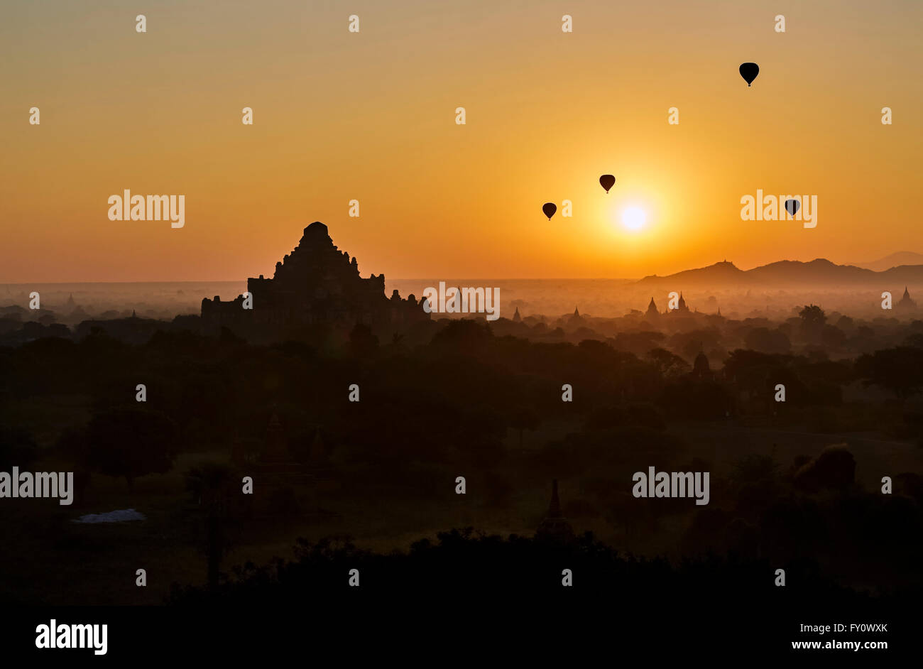 Sun rising over Dhammayangyi Temple and hot air balloons, Old Bagan ...