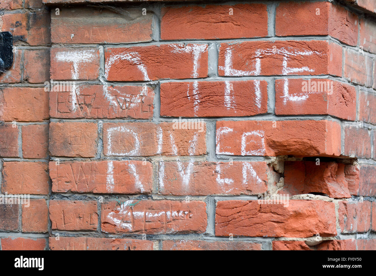 To the River chalk sign with direction arrow on red brick wall Stock ...