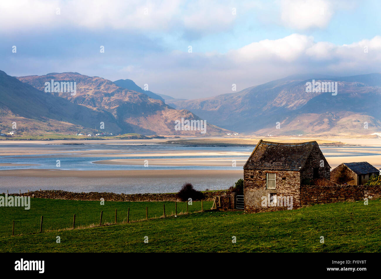 Old farm buildings ireland hi-res stock photography and images - Alamy