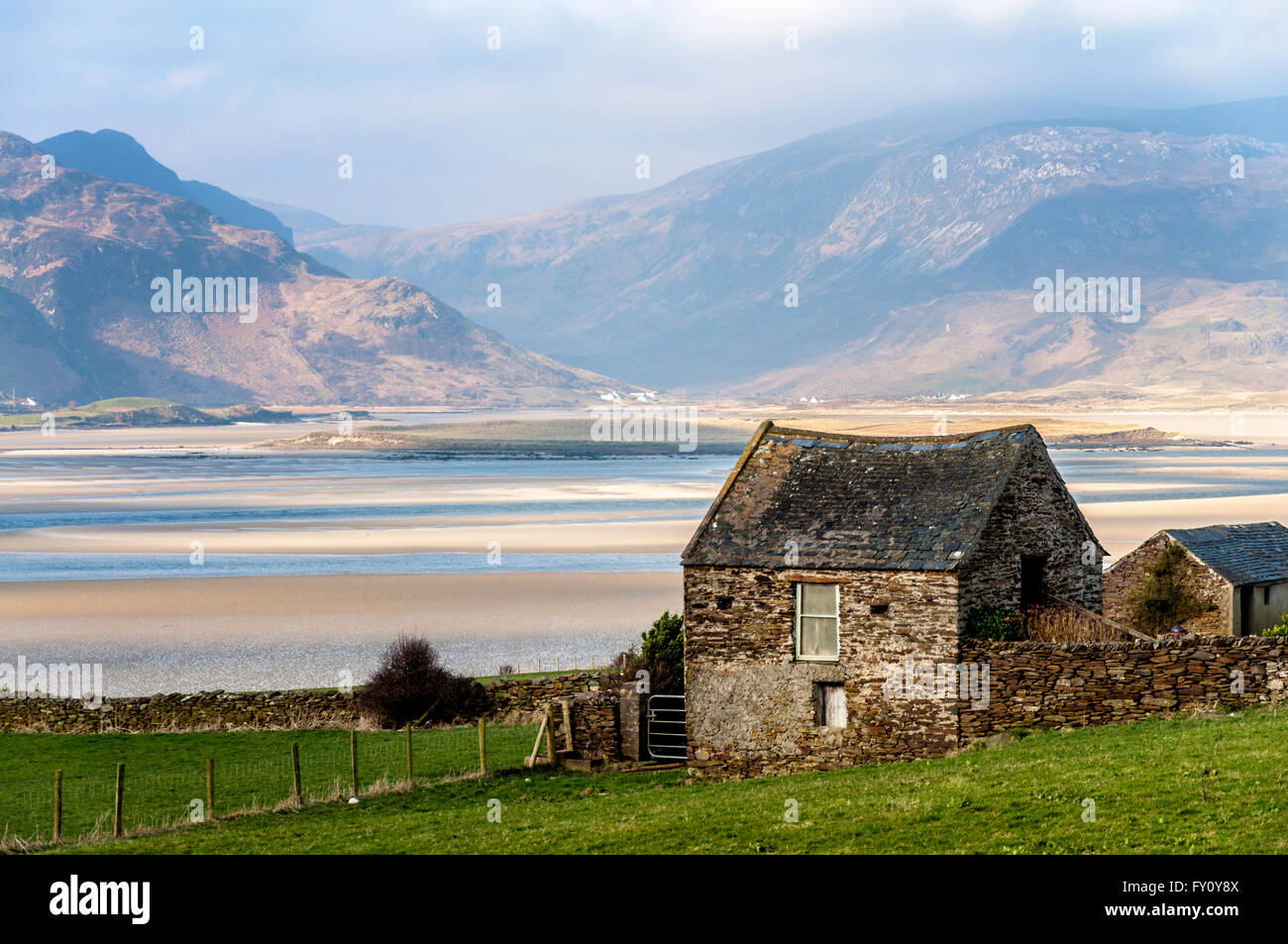 Old farm buildings ireland hi-res stock photography and images - Alamy