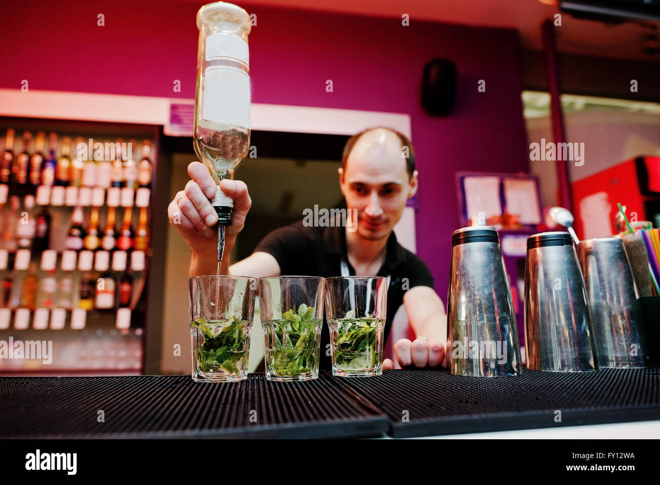 Bartender preparing mojito cocktail drink at the bar Stock Photo - Alamy