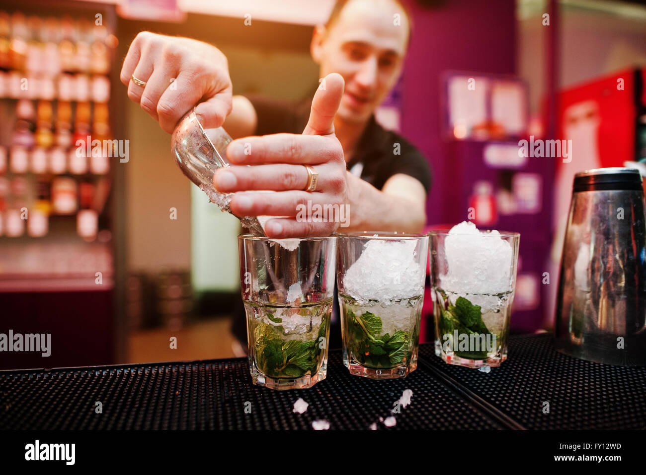 Bartender preparing mojito cocktail drink at the bar Stock Photo - Alamy