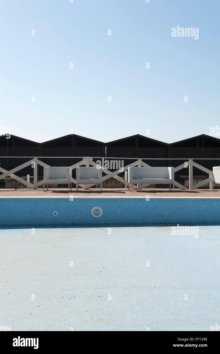 Empty swimming pool dry hi-res stock photography and images - Alamy