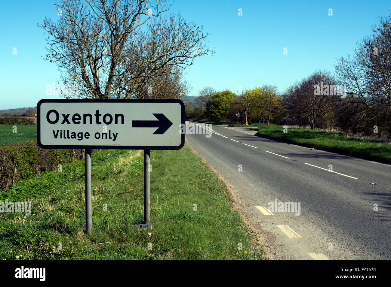 Country road uk right turn hi-res stock photography and images - Alamy