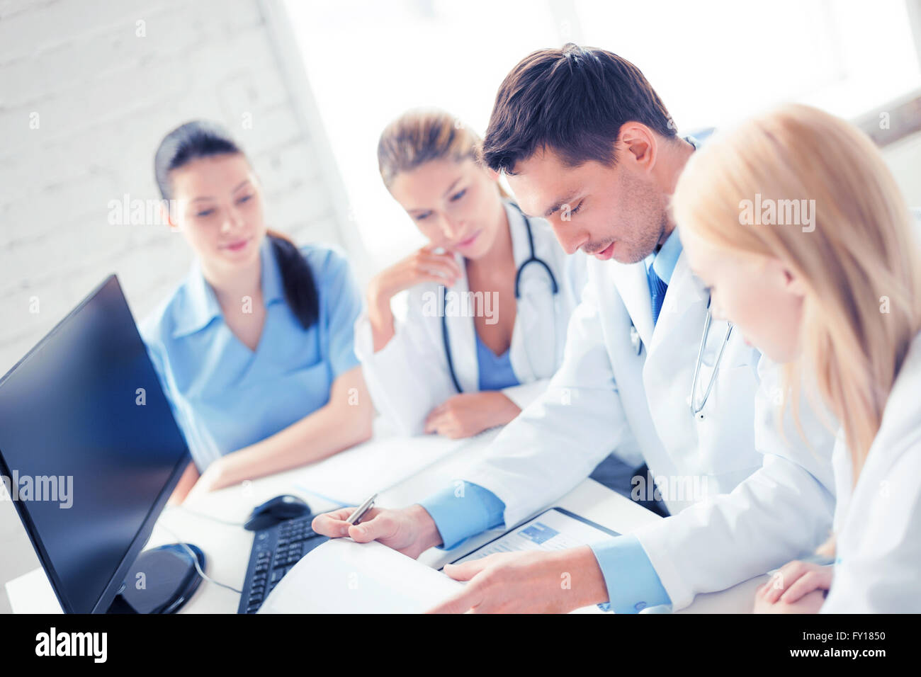 Doctors working at computer hi-res stock photography and images - Alamy
