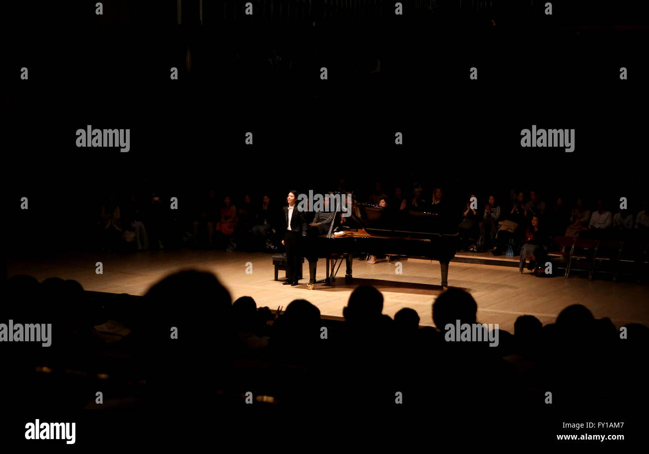 London, Britain. 19th Apr, 2016. Pianist Li Yundi greets the spectators ...