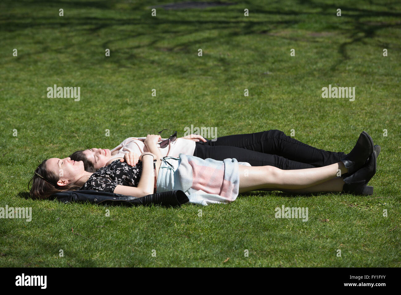 London, UK. 20th April, 2016. UK Weather: Sunbathers in St Jame's Park ...