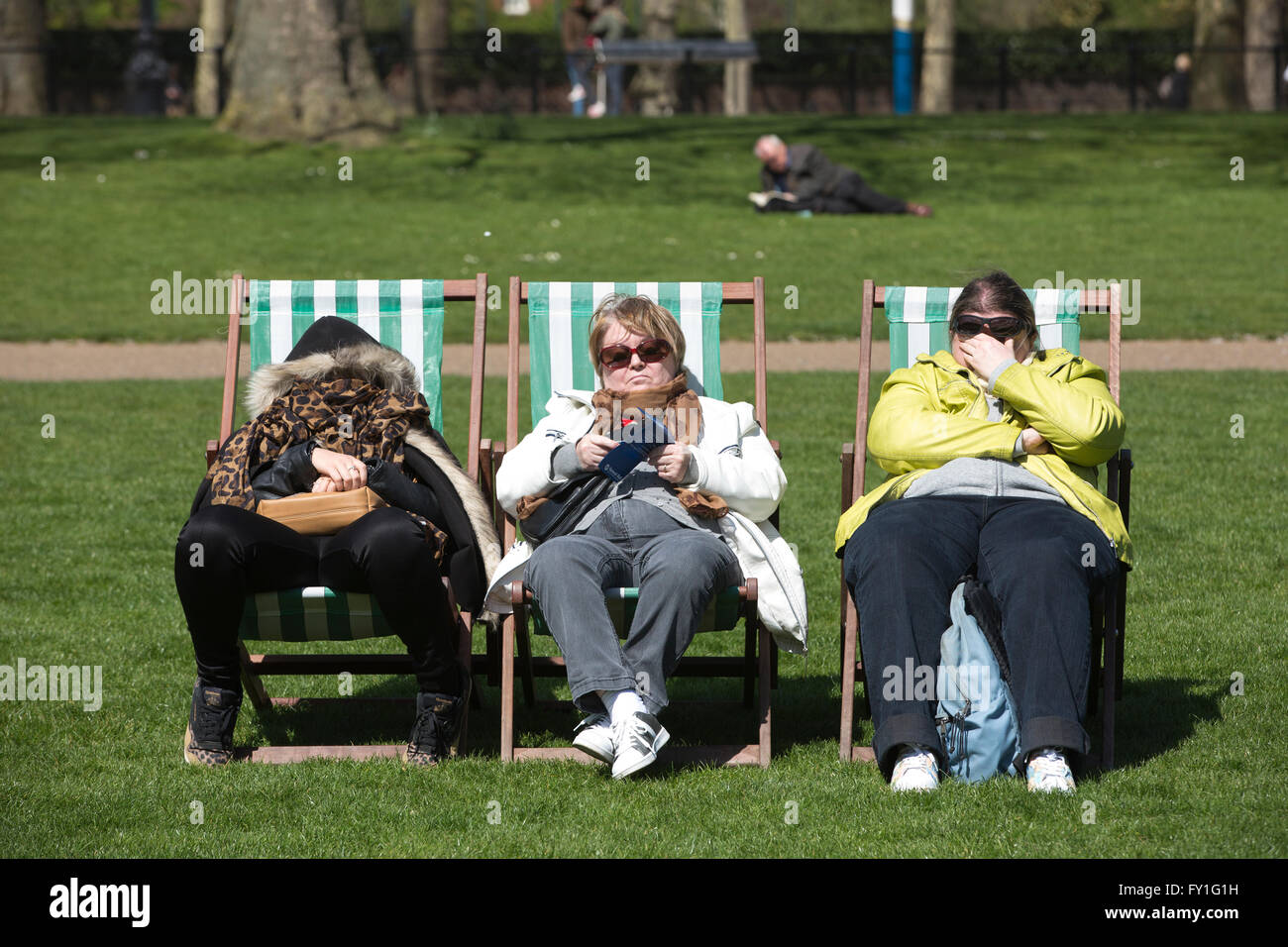 Sunbathers in st james park hi-res stock photography and images - Alamy