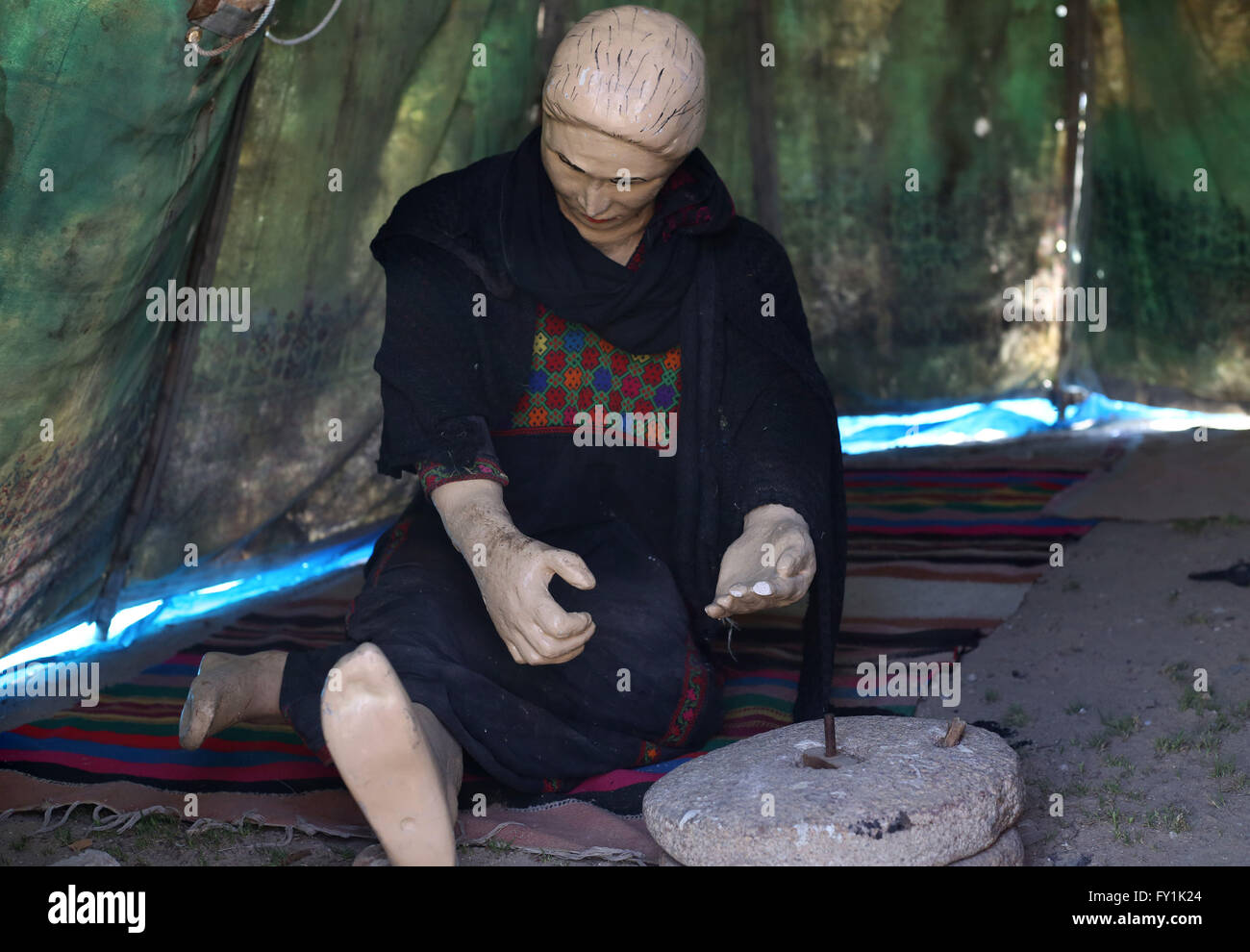 Gaza City, The Gaza Strip, Palestine. 20th Apr, 2016. Palestinians at ...