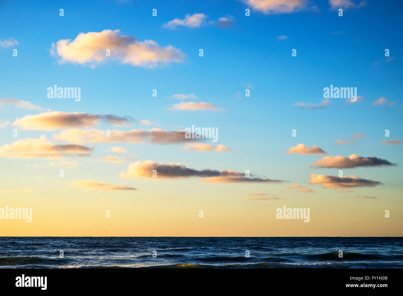 Horizon ocean hi-res stock photography and images - Alamy