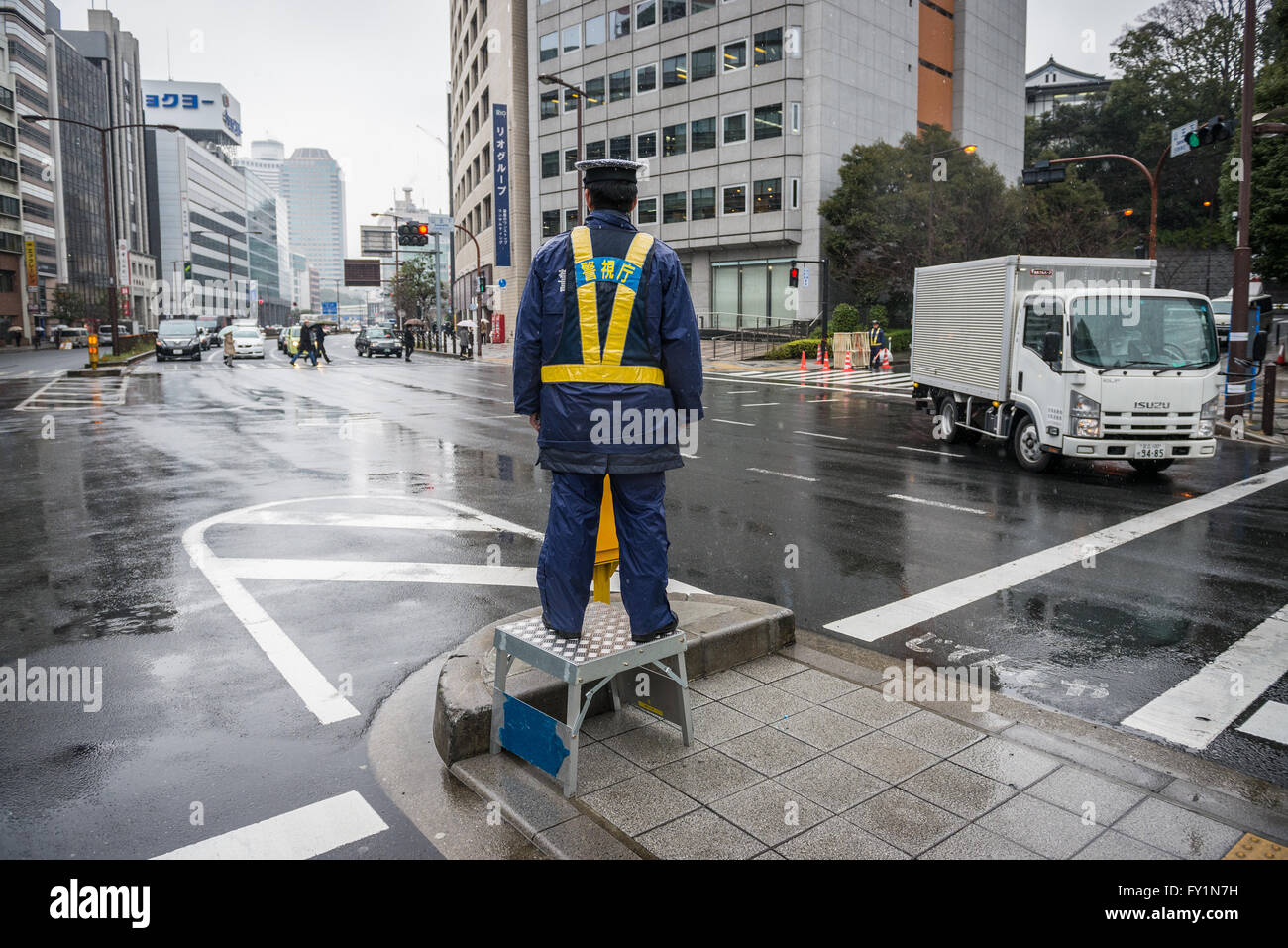 Japanese police officer in tokyo hi-res stock photography and images ...