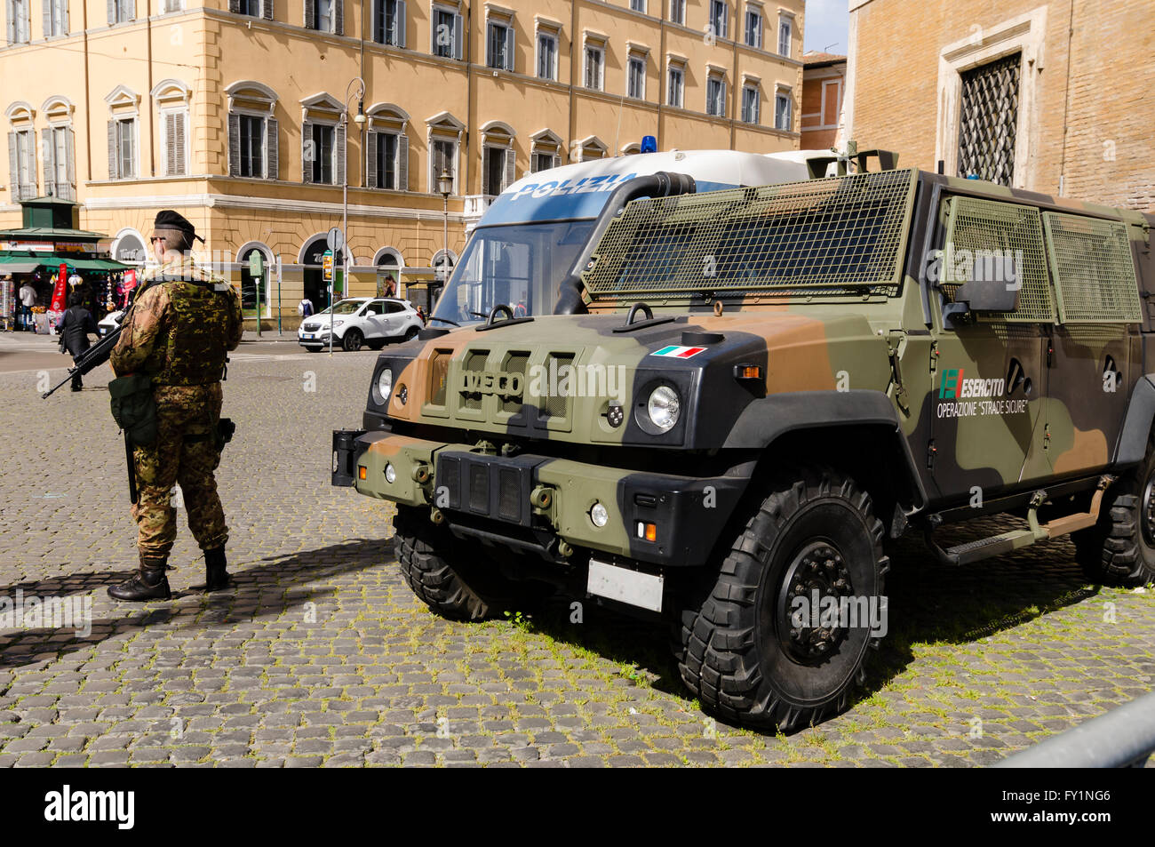 Esercito hi-res stock photography and images - Alamy