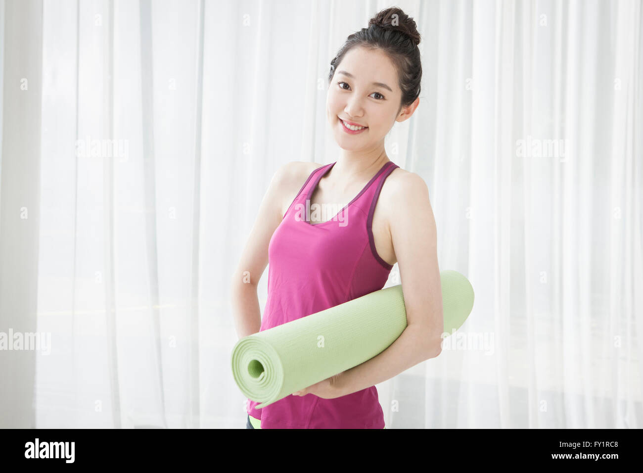 Young woman with yoga mat hi-res stock photography and images - Alamy
