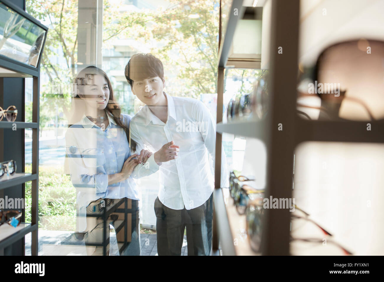 Couple view through window hi-res stock photography and images - Alamy