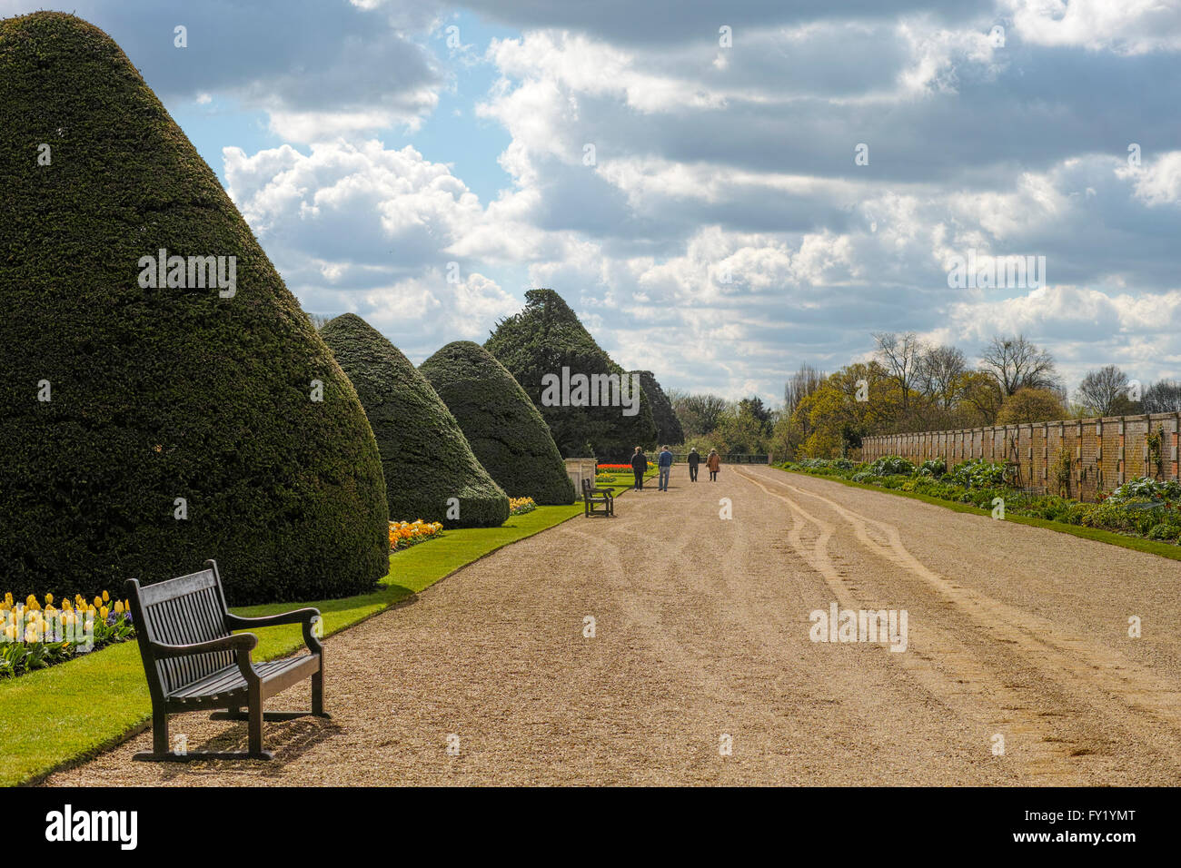 Brick path hampton court hi-res stock photography and images - Alamy