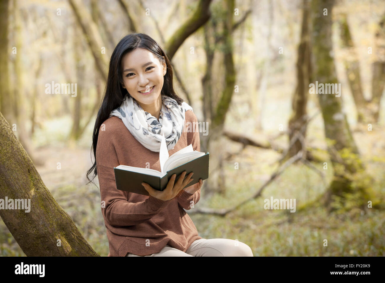 Woman reading book forest hi-res stock photography and images - Alamy