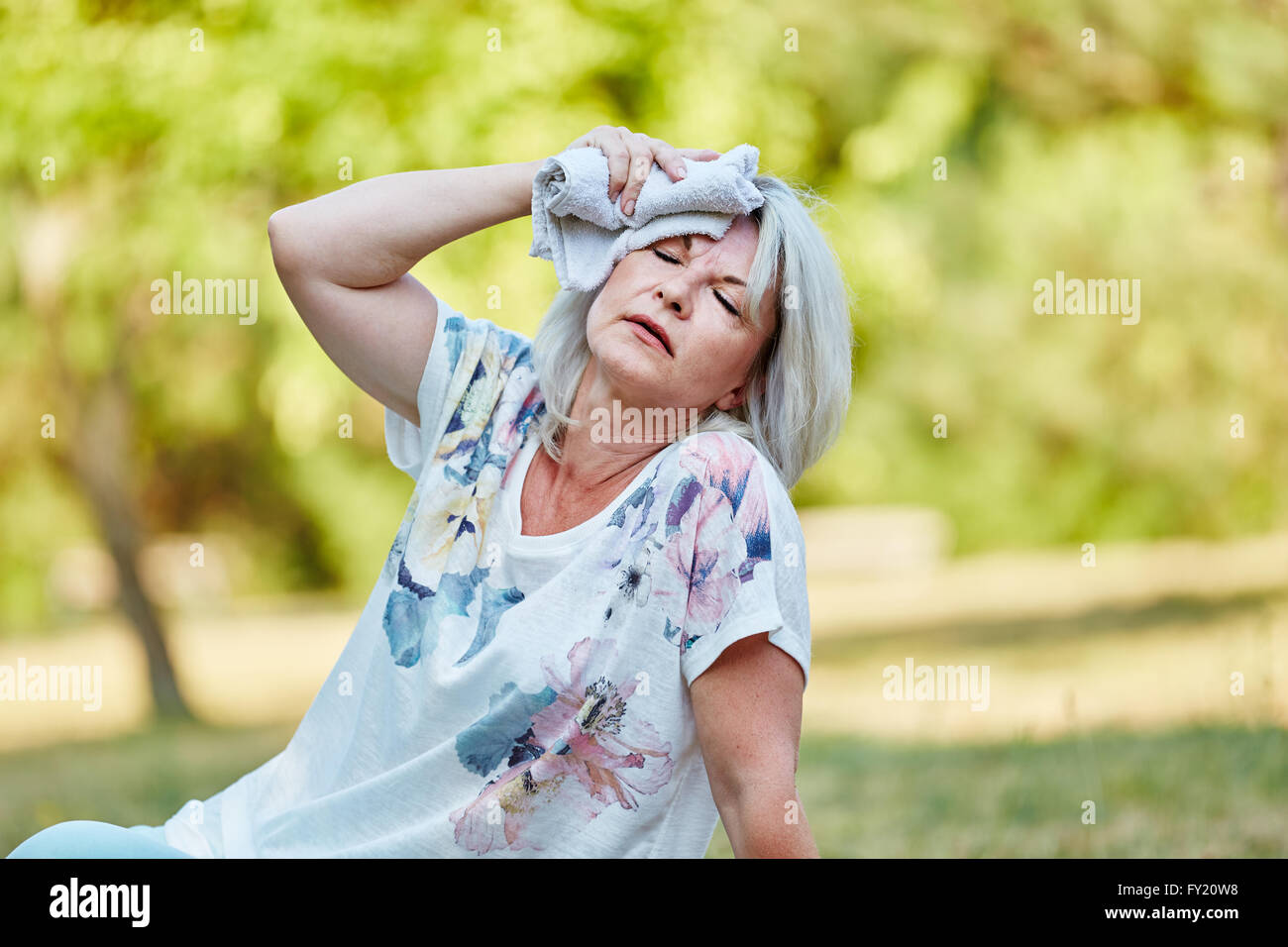 Fainting woman hi-res stock photography and images - Alamy