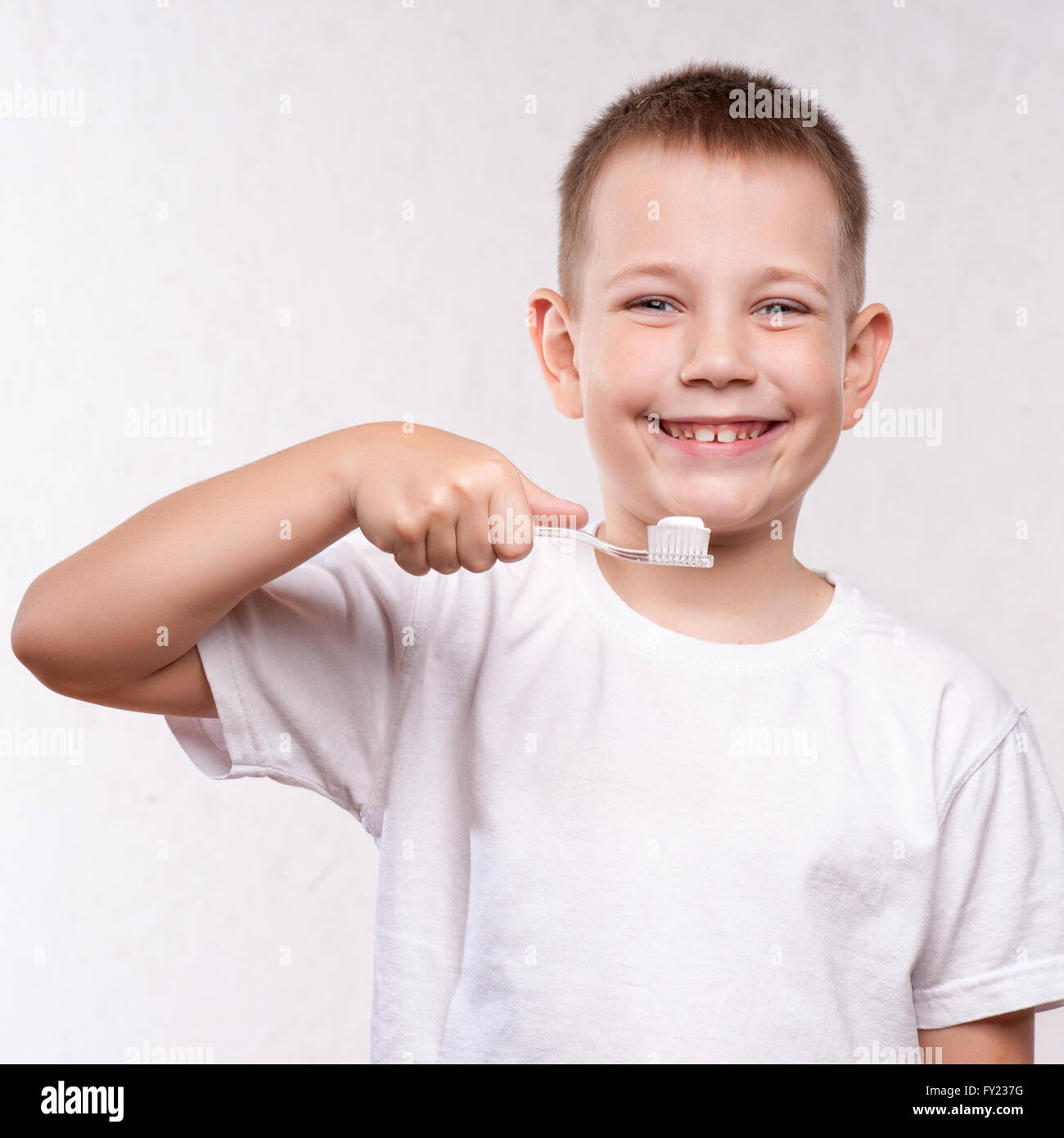 Young boy brushing his teeth Stock Photo - Alamy