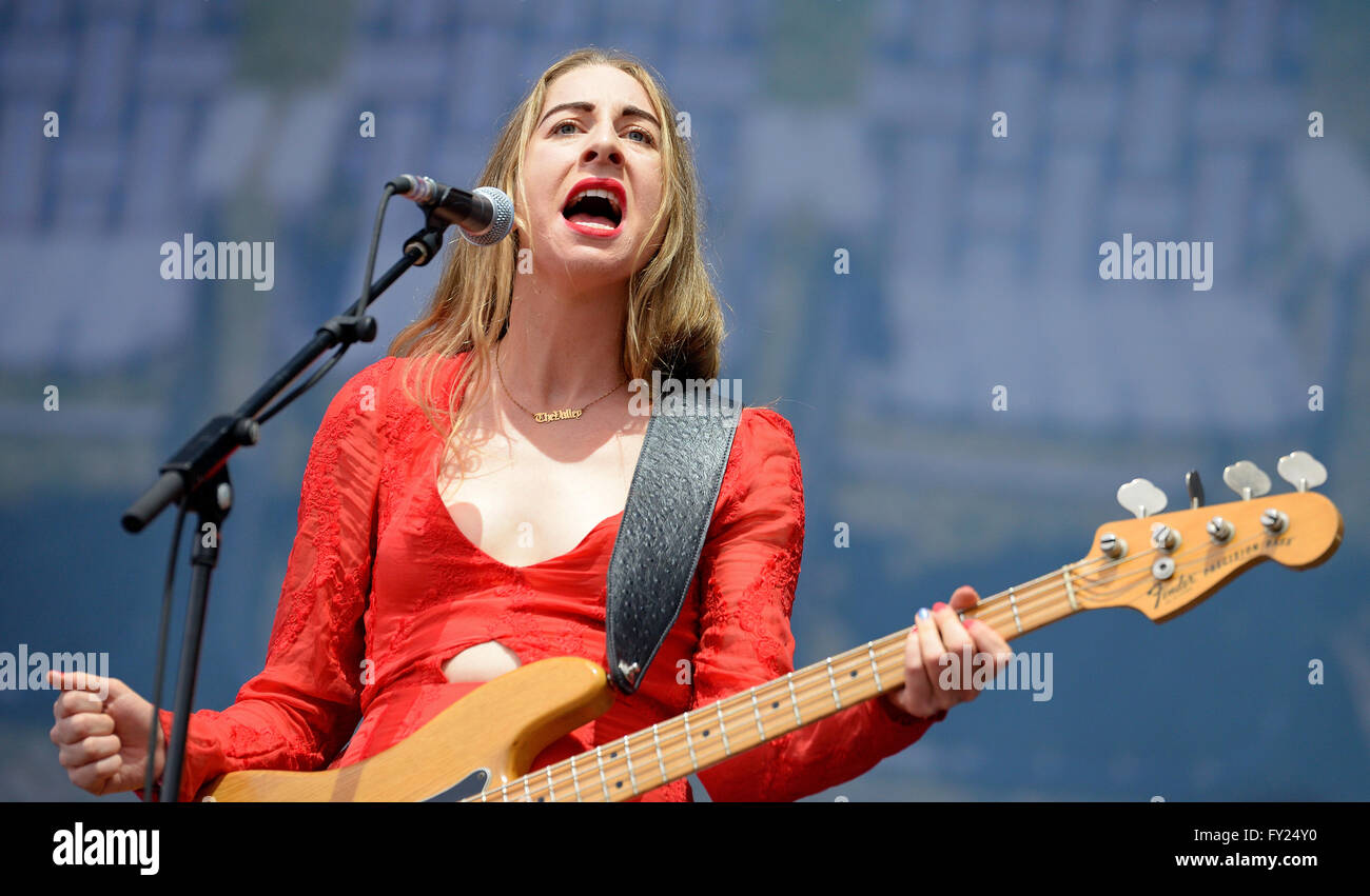 Haim band hi-res stock photography and images - Alamy