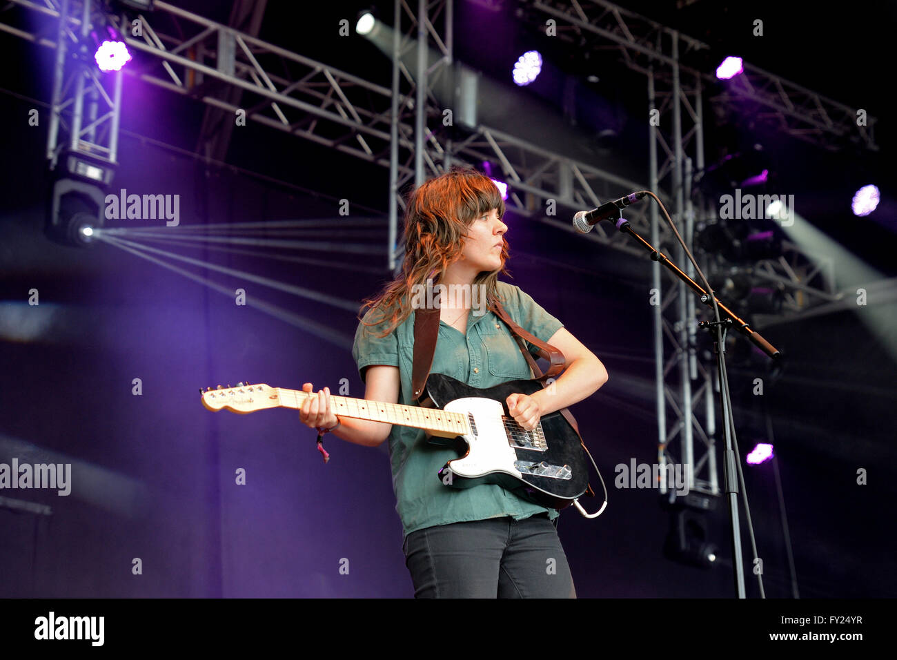 BARCELONA - MAY 29: Courtney Barnett (singer and electric guitar player ...
