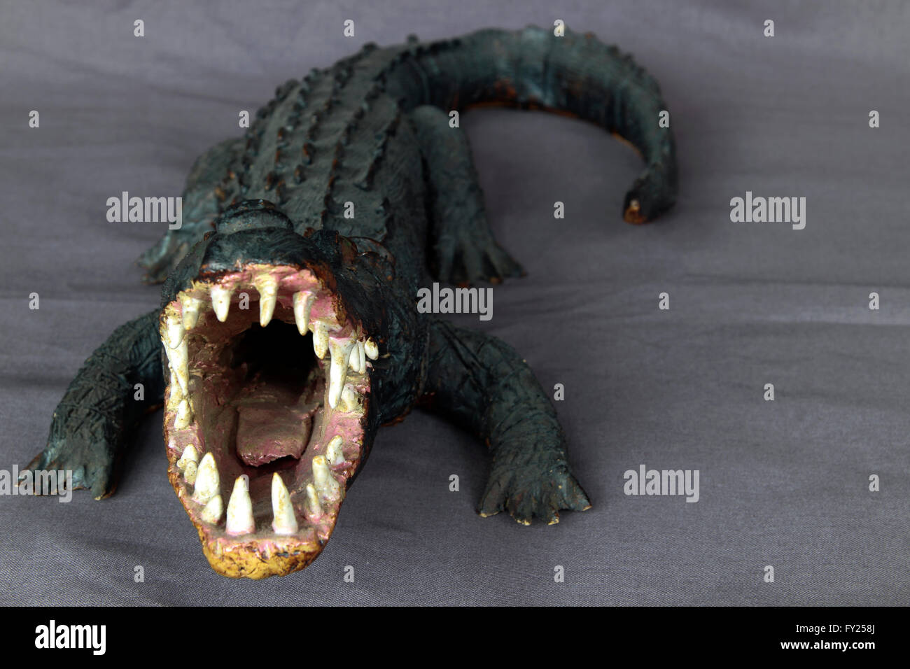 Crocodile face sculpture hi-res stock photography and images - Alamy