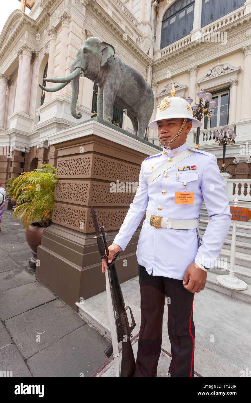 Palace Guard at the Grand Palace in Bangkok, Thailand Stock Photo - Alamy