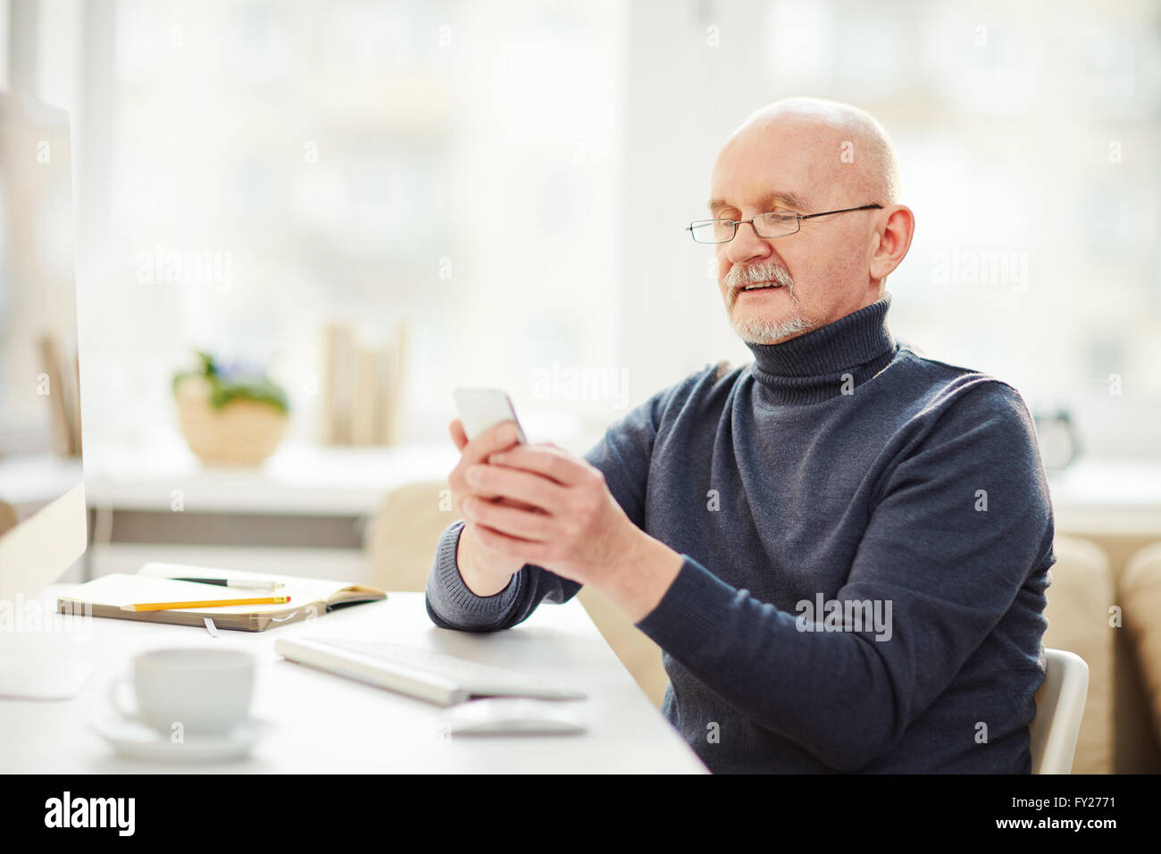 Man with smartphone Stock Photo - Alamy