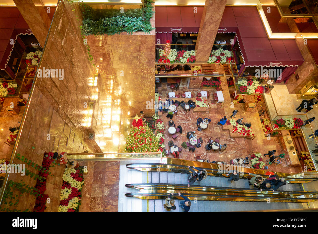 City atrium escalator hi-res stock photography and images - Alamy