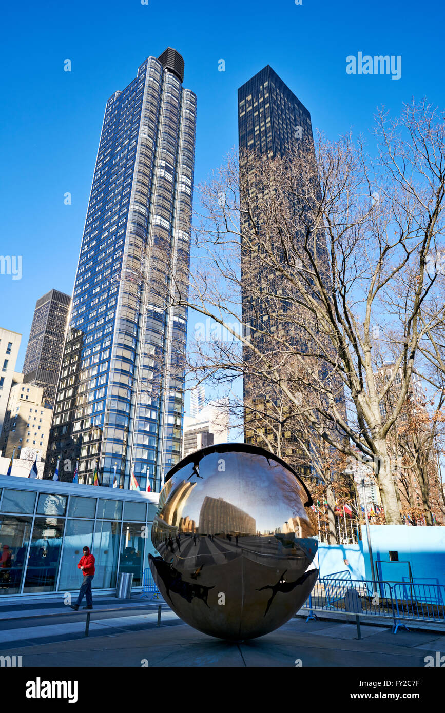 United nations headquarter sculpture hi-res stock photography and ...