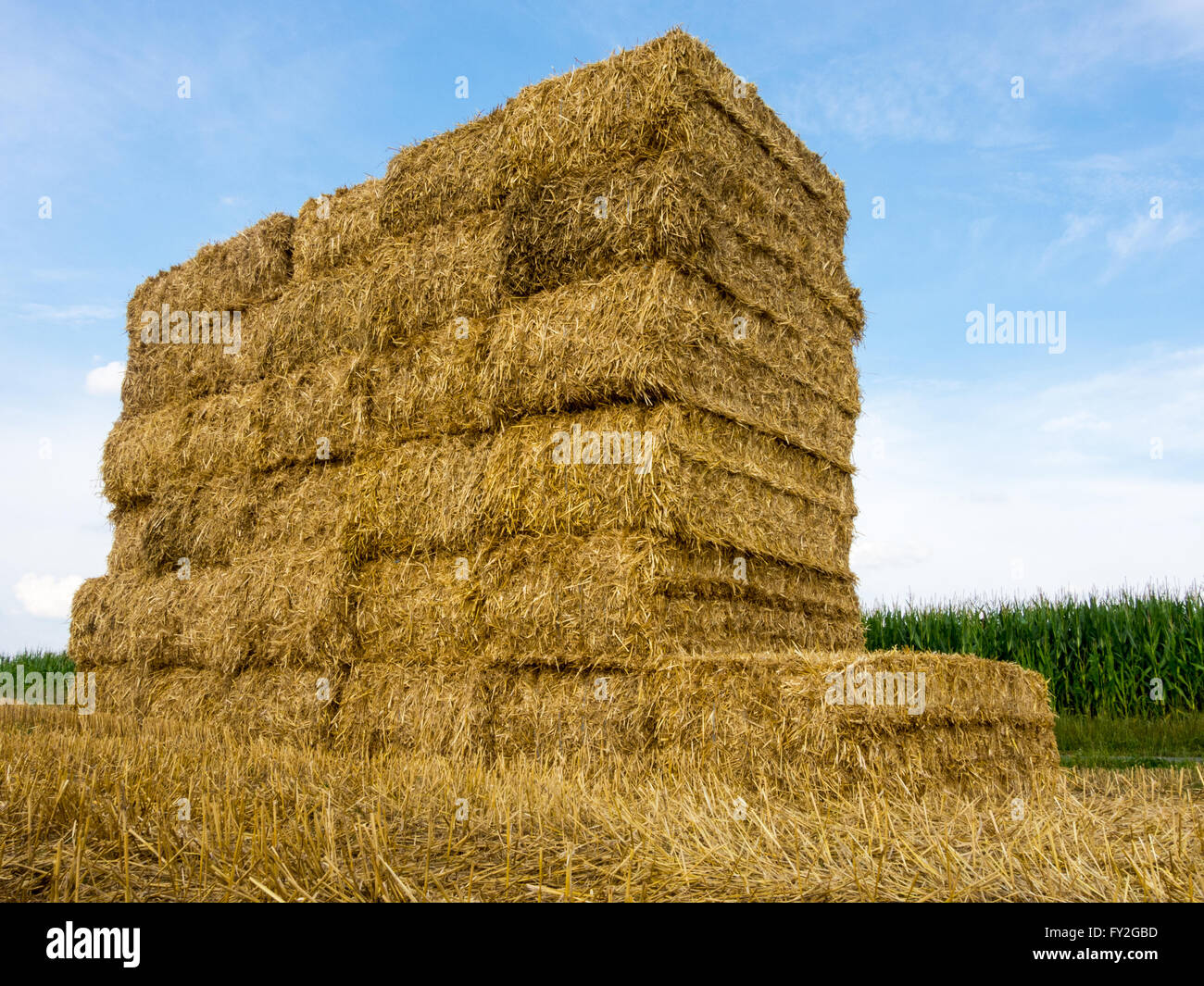 Straw bale stack hi-res stock photography and images - Alamy