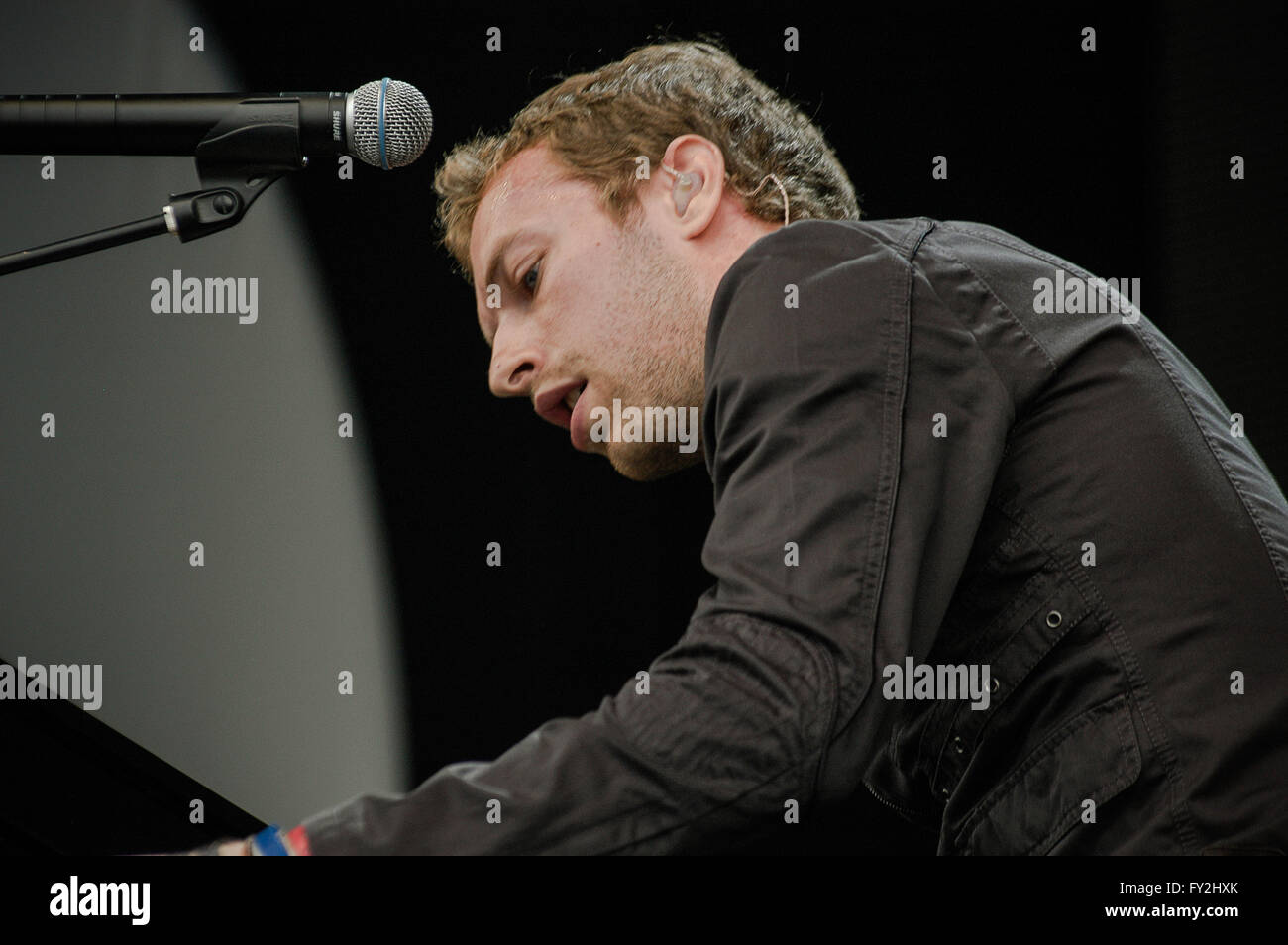Live 8 Hyde Park , London. Chris Martin of Coldplay performing live ...