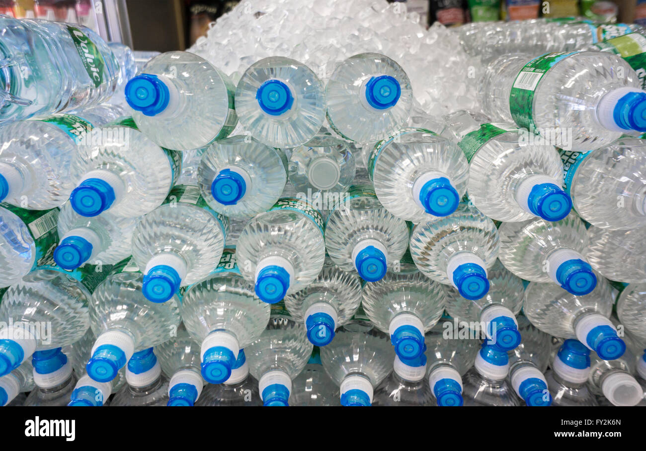 Bottled Water Display Stock Photos & Bottled Water Display Stock Images ...