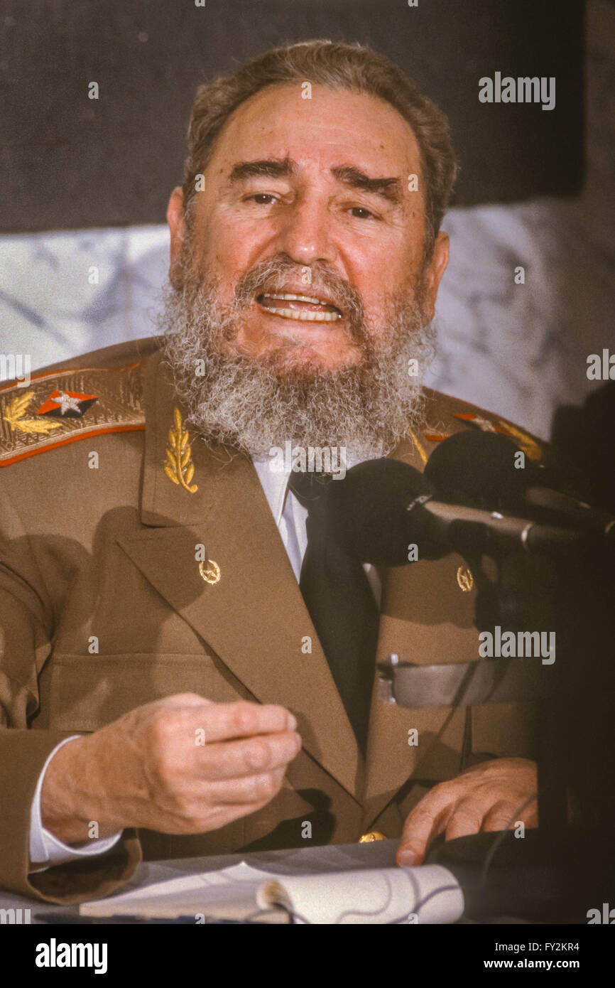 Fidel castro speaking hi-res stock photography and images - Alamy