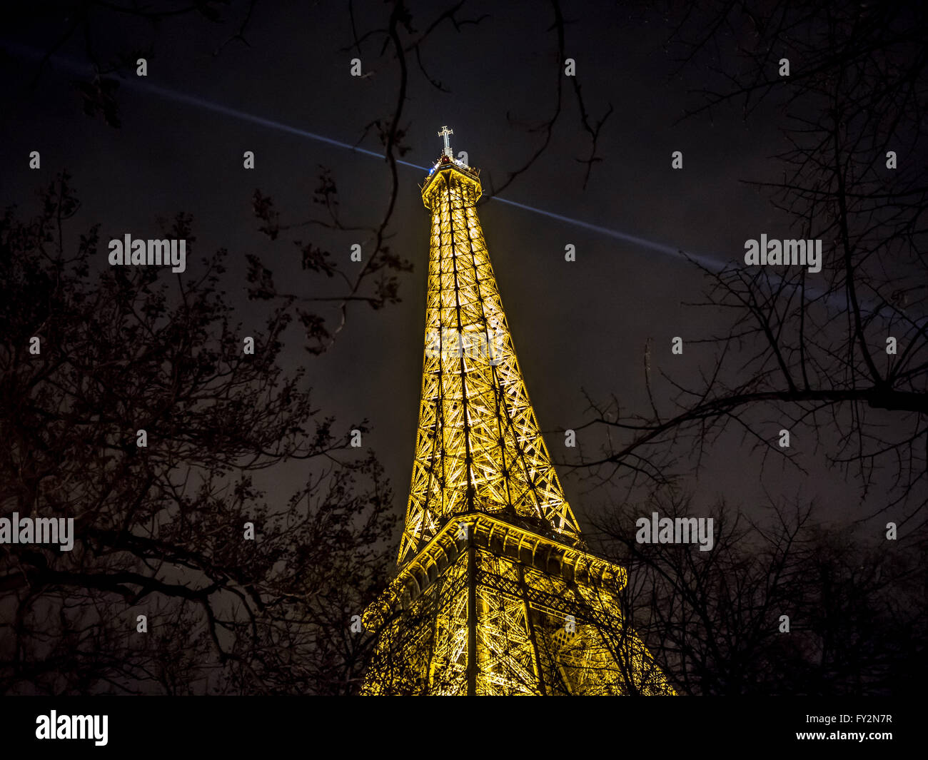 Illuminated eiffel tower hi-res stock photography and images - Alamy