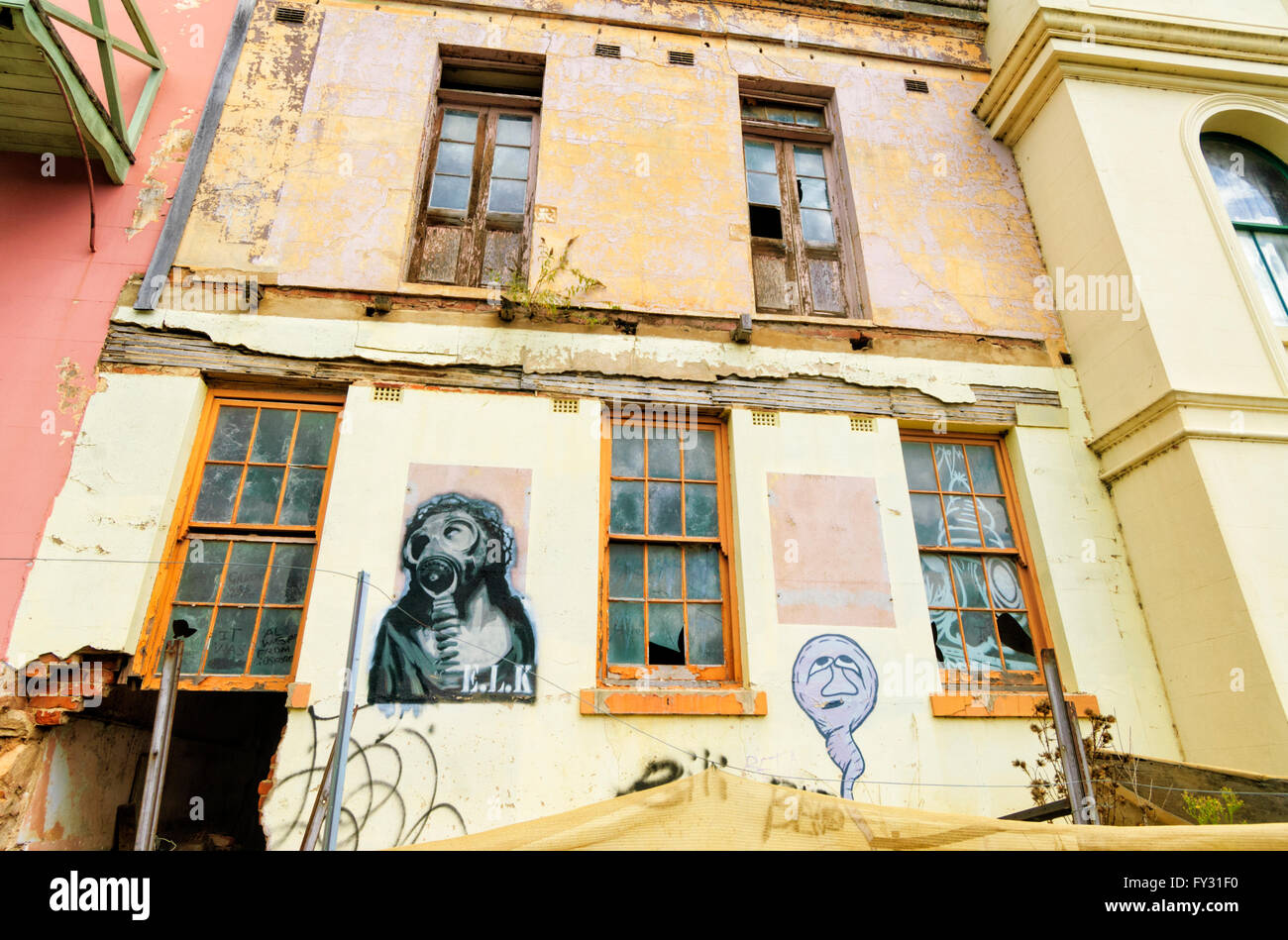 Building with graffiti hi-res stock photography and images - Alamy