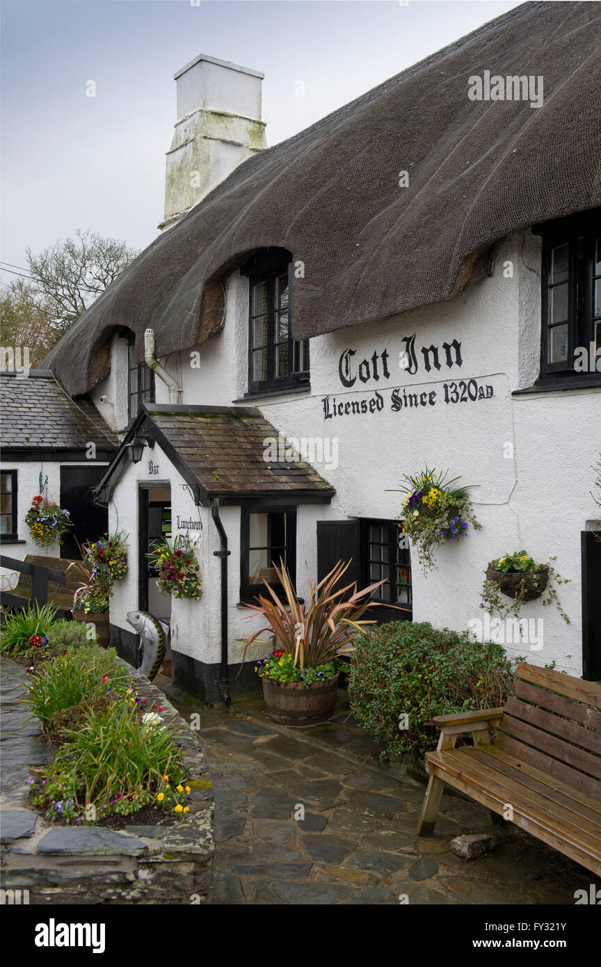 The Cott Inn, Dartington, Totnes, Devonshire Stock Photo - Alamy