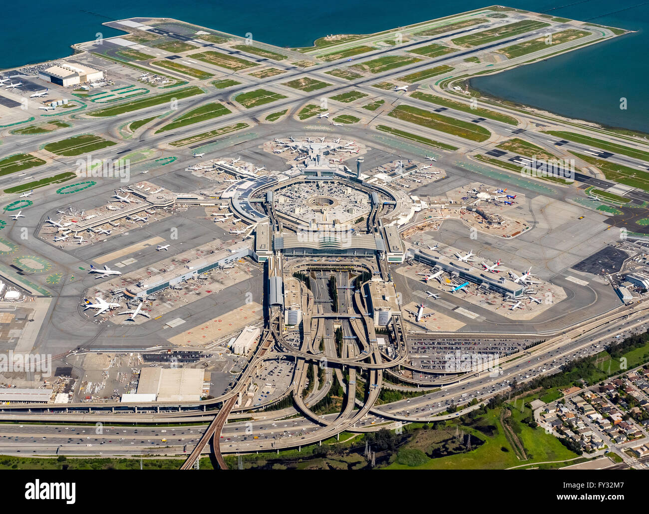 San francisco international airport terminal hi-res stock photography ...