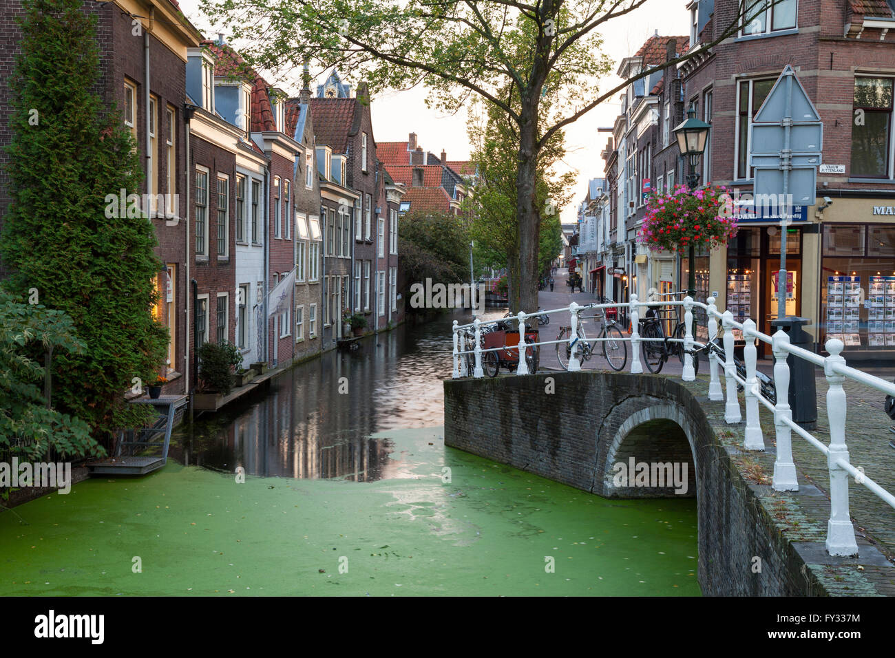 Delft canal hi-res stock photography and images - Alamy