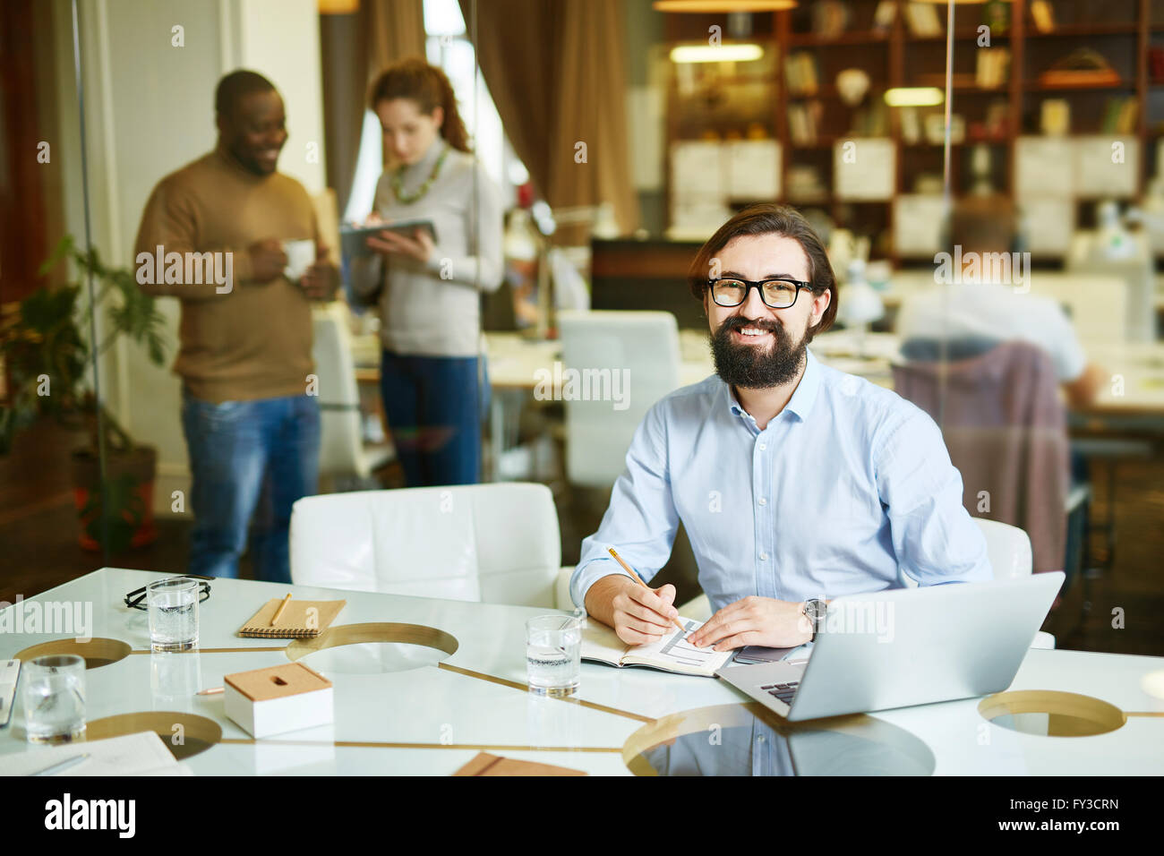 Team of young hi-res stock photography and images - Alamy