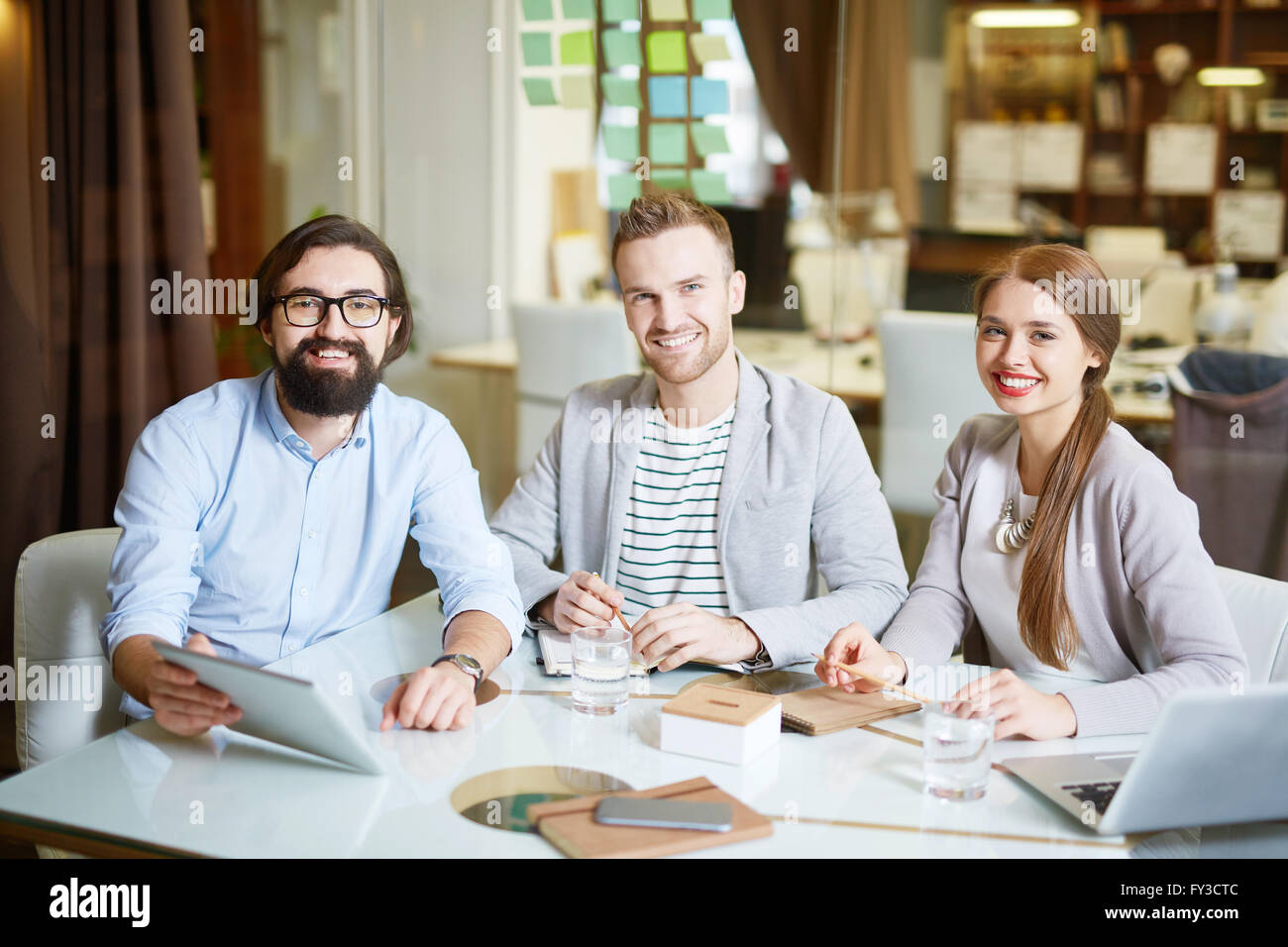 Modern team hi-res stock photography and images - Alamy
