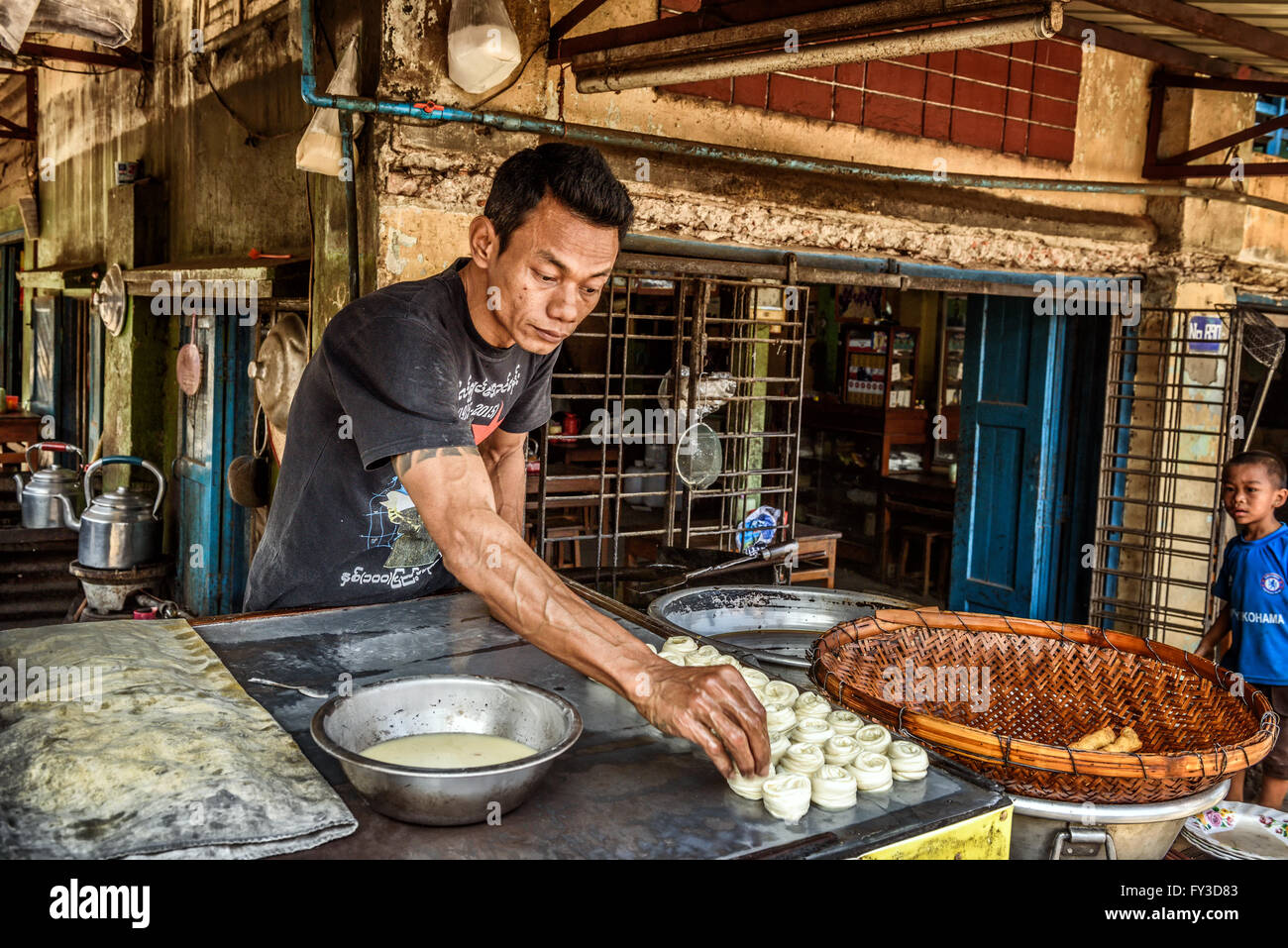 Man cooking traditional Burmese street food in Yangon Stock Photo - Alamy