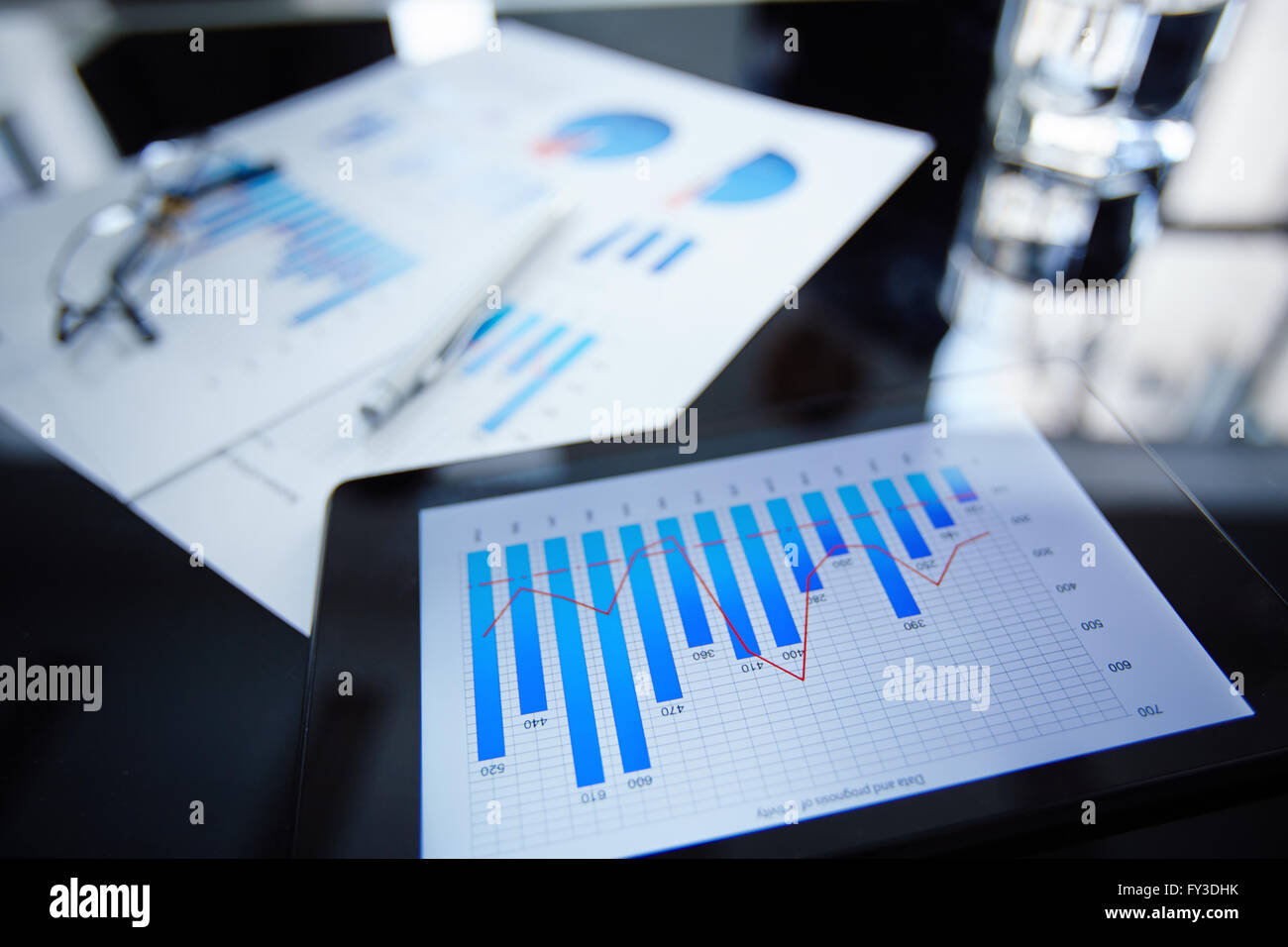 Investment graphs hi-res stock photography and images - Alamy