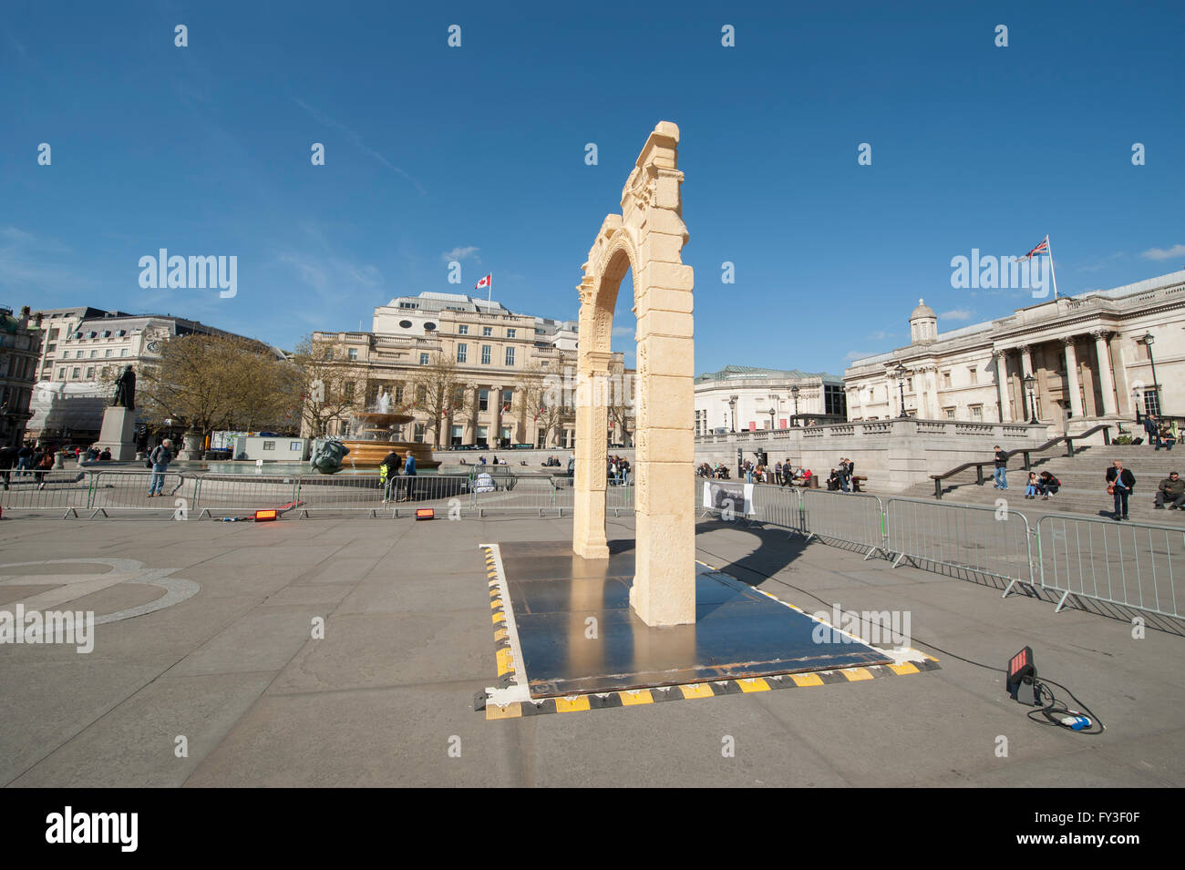 A replica of the Syrian Palmyra Arch destroyed by ISIS is erected in ...